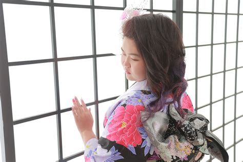 モダン柄の振袖ってどんな振袖なの？モダン柄の振袖を素敵に着こなしたお嬢様をご紹介します。