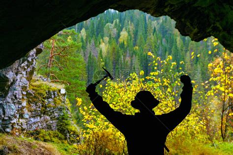 手握地质锤的研究人员在外面秋山风景的背景下发现洞高清图片下载 正版图片503124244 摄图网