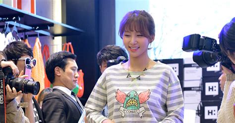 [포토] 김정민 핫팬츠로 각선미 뽐내며~
