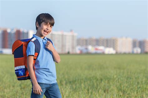 학교 개념으로 돌아가기 배낭을 가진 행복한 소년의 초상화 학교 버스를 기다리는 학교 어린이 초등학교 학생 학교로 가는 길에