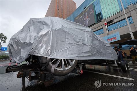 이송되는 시청역 인근 인도 돌진 사고 차량 연합뉴스