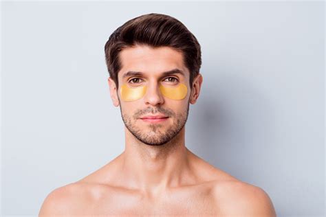 그의 클로즈업 초상화 그의 좋은 좋은 잘 손질 수염 갈색 머리 남자 착용 눈 얼굴 패치 현대 향상 회춘 효과 밝은 흰색 회색