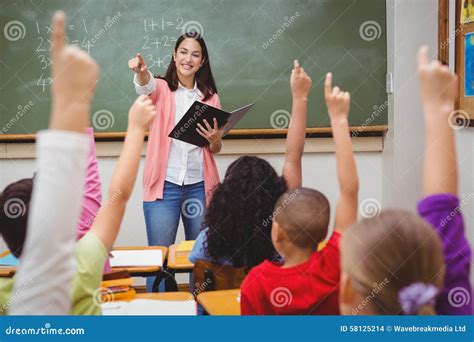 Nauczyciel Pyta Jej Uczniom Pytanie Zdjęcie Stock Obraz Złożonej Z
