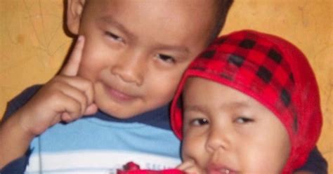 Foto Gaya Lucu Kakak Dan Adik