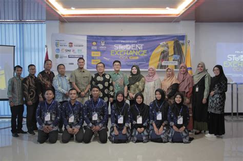 Mahasiswa Tenaga Kependidikan Dan Dosen STMIK Royal Mengikuti
