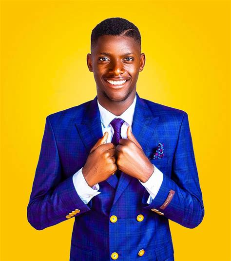 간부 격식있는 옷차림 기업 날씬한 남성 남성 패션 남자 넥타이 노란색 배경 다이나믹한 다채로운 대담한 색상 똑똑한 미소 짓는 밝은 복장 비즈니스