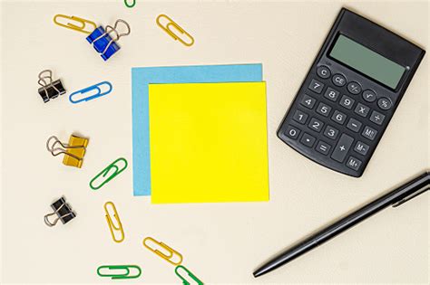 펜 연필 메모장 노트북 스테이플러 스테이플러 클리퍼 종이 클립 홀더 클립 보드 테이블 위에 배치 여러 모듬 컬렉션 사무실 문구 사진 0명에 대한 스톡 사진 및 기타 이미지