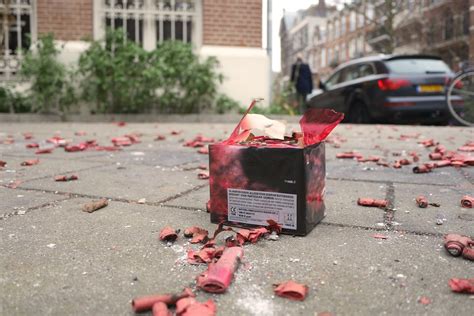 Auto Beschadigd Door Vuurwerk Politie Zoekt Getuigen Bredanu