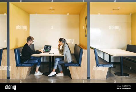 Les Coll Gues D Un Bureau De Coworking Discutent D Un Projet De