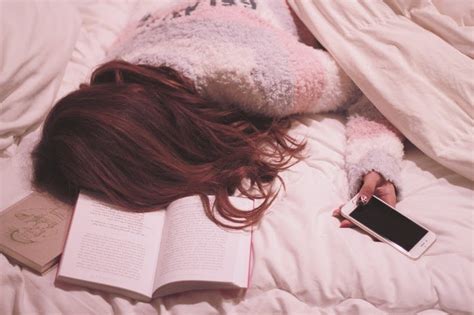 これが女子の寝室のリアル！枕元にある必需品ランキング・ベスト5