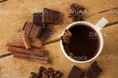 계 피 커피 콩 계 피 스틱 아니 스와 오래 된 나무 소박한 배경에 초콜릿 커피의 신선한 컵의 근접 촬영 샷 가정의 방에 대한 스톡 사진 및 기타 이미지 Istock