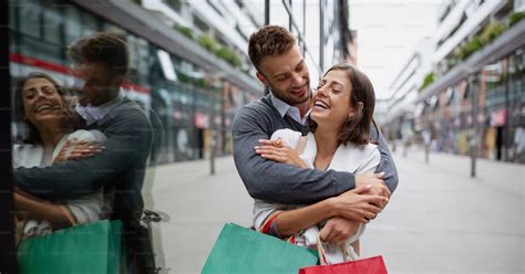 우리는 함께 쇼핑하는 것을 좋아합니다 쇼핑백을 들고 거리를 걷고 있는 아름다운 젊은 사랑 하는 커플 사진 Unsplash의 젊은이 이미지