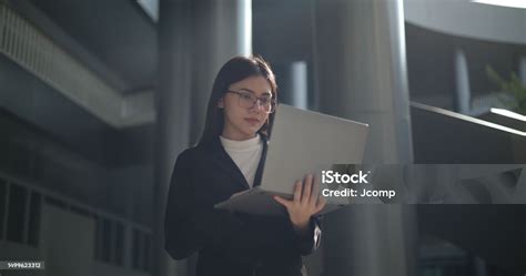정장을 입은 젊은 아시아 사업가 사무실 근처 야외에서 노트북 작업을 하고 있다 25 29세에 대한 스톡 사진 및 기타 이미지