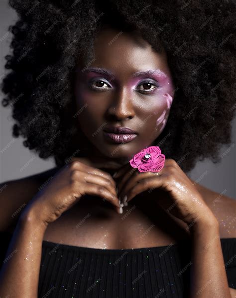 Belle Femme Africaine Avec De Grands Afro Bouclés Et Des Fleurs Dans