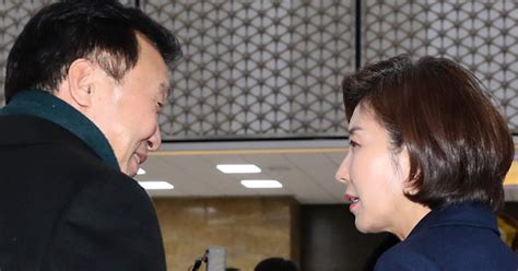 손학규 손 붙잡고 위로의 말 건네는 나경원