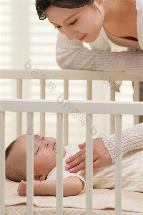 年轻妈妈哄宝宝睡觉图片 包图网企业站