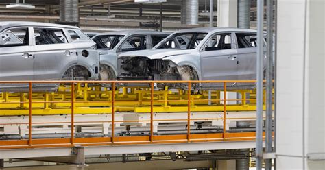 자동차 생산 라인의 사진 현대 자동차 조립 공장 현대 및 하이테크 자동차 산업 자동차 차체의 컨베이어 사진 Unsplash의 자동차 이미지