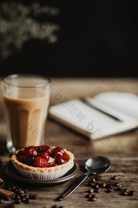 木桌上的一杯乳汁咖啡和浆果馅饼图片 包图网企业站