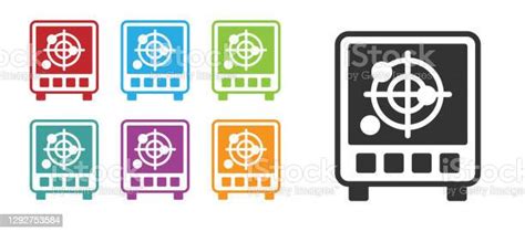 흰색 배경에서 격리 된 검색 아이콘에서 모니터에 대상이있는 검은 레이더 검색 시스템 해군 수중 음파 탐지기 다채로운 아이콘을 설정합니다 벡터 개념에 대한 스톡 벡터 아트 및