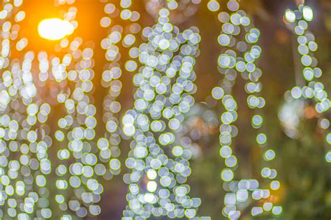 추상 화려한 크리스마스 트리 조명 장식 Bokeh 배경 흐리게 메리 크리스마스와 새 해 축제 축 하에 대 한 장식 및 조명