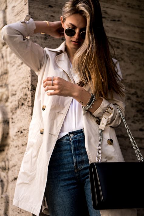 Trenchcoat und Denim Wie trägt man einen Trenchcoat im Sommer