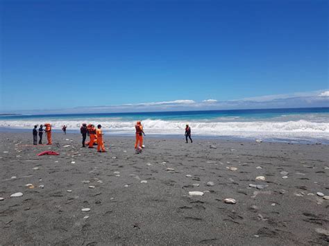 學童花蓮新城海邊玩水 長浪捲走1救起1失蹤 圖