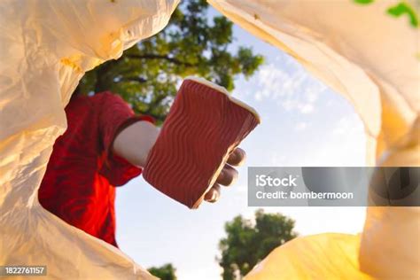 자원 봉사자들은 재활용 재사용 및 폐기물 관리 개념을 위해 커피 컵 폐기물을 비닐 봉지에 넣습니다 쓰레기 청소부에 대한 스톡 사진 및 기타 이미지 Istock