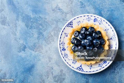 블루베리 타르트 파이 바닐라 커스터드와 Tartlet 배열 한다 블루 돌 배경입니다 최고의 볼 수 있습니다 공간에 복사 합니다