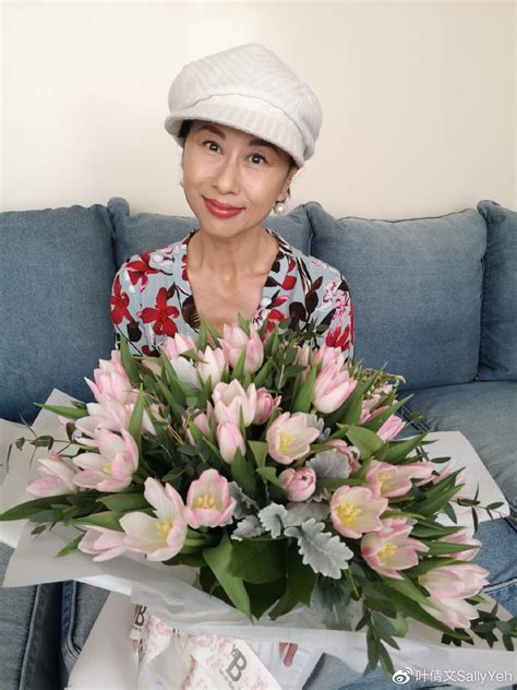 林信德陪继母叶倩文庆祝58岁生日，母子俩温馨同框关系融洽