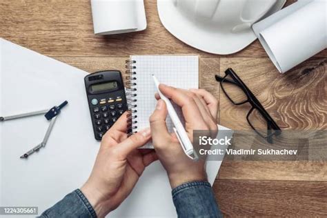 작업 공간을 설계합니다 남자의 손은 직장의 배경에 노트북에 씁니다 맨 위 보기 개념에 대한 스톡 사진 및 기타 이미지 개념