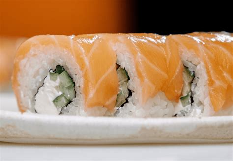 Cómo Hacer Uramaki De Salmón Una Receta Fácil Y Deliciosa Sushi Adictos