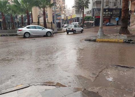تزامنًا مع نوة عيد الميلاد أمطار رعدية غزيرة تغرق شوارع الإسكندرية