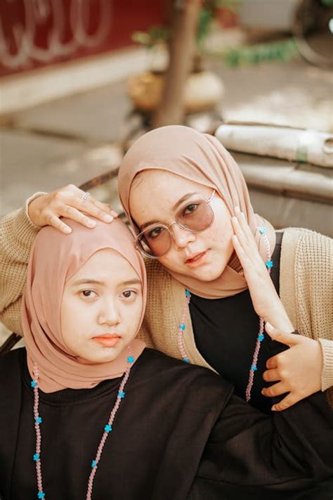 녹색 식물 무슬림 사람 서 있는 스마트폰 여성 여자 이슬람 잡고 있는 좁은 길 주머니에 손을 회사원 복장 히잡에 관한 무료 스톡 사진