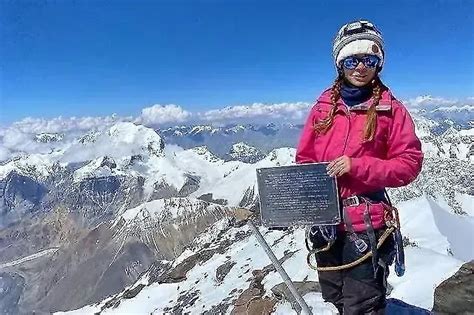 Появилось видео где альпинистка Наговицина машет рукой обнаружившему её дрону