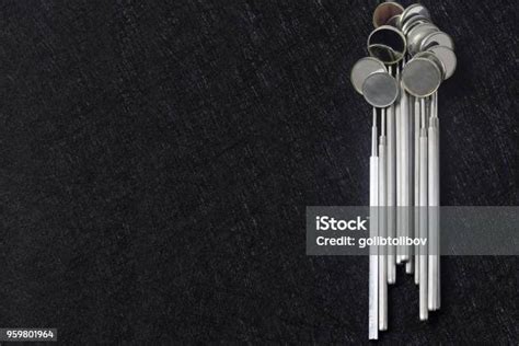 어두운 배경에 치과 거울의 스택입니다 최고의 볼 수 있습니다 공간에 복사 합니다 각경에 대한 스톡 사진 및 기타 이미지 각경 강철 거울 Istock