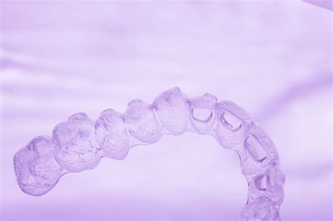 보이지 않는 교정 치과 화장품 괄호 치아 Aligners 플라스틱 지지대 현대 치아 보유자 절연된 근접 촬영 건강관리와 의술에
