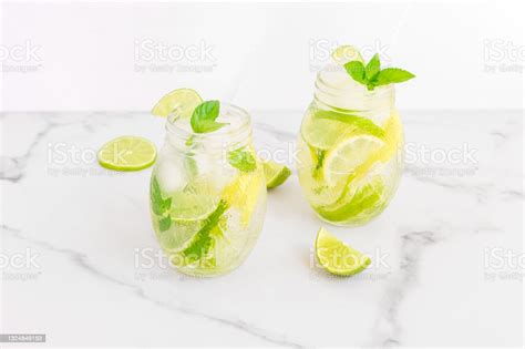여름 상쾌한 해독 칵테일 흰색 대리석 배경에 안경레몬 민트 얼음으로 물 감귤류 과일에 대한 스톡 사진 및 기타 이미지 감귤류