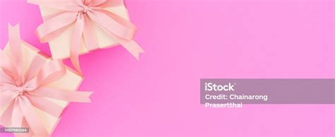 발렌타인 데이 국제 여성의 날 어머니의 날 개념을 위한 핑크색 배경에 고급 베이지색 선물 상자에 대한 상위 뷰를 닫습니다 밸런타인데이에 대한 스톡 사진 및 기타 이미지