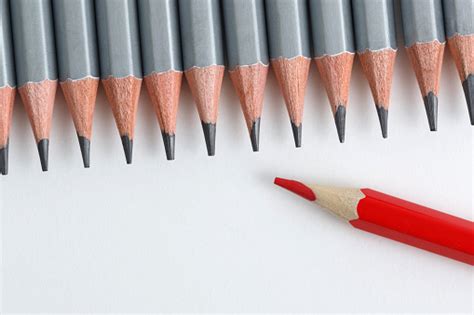 지원 그룹 개입 개념적 고립 된 배경에서 서로 맞은편에 있는 빨간색과 회색 연필 개념에 대한 스톡 사진 및 기타 이미지 개념
