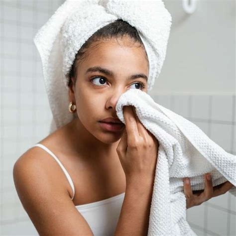 How To Remove Eyelash Extensions At Home Without Damaging Your Natural Lashes BeautyStack