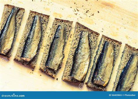 Snack Mit Sardinen Auf Einer Scheibe Brot Stockbild Bild Von