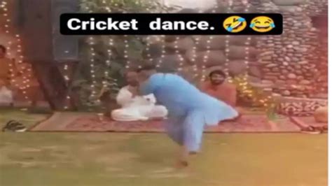 Cricket Dance Ka Video Man Doing Dance On Cricket Style Watch Viral