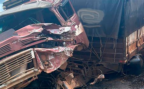Acidente envolve duas carretas caminhão e carro na BR 163 em Nova