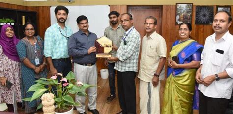 സ്റ്റുഡന്റ്സ് സേവിംഗ്സ് സ്കീമിൽ സംസ്ഥാനത്ത് മികച്ച നേട്ടം വേങ്ങര എ ഇ ഒയെ ജില്ലാ കലക്ടർ ആദരിച്ചു