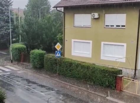 Banja Luku pogodilo veliko nevrijeme Grad uništio automobil