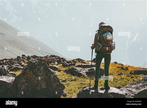 Vacaciones De Aventura En Las Montañas Mujer Con Mochila De Senderismo