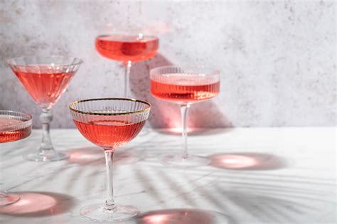분홍색 장미 칵테일 또는 흰색 대리석에 화창한 여름 빛과 목테일 칵테일에 대한 스톡 사진 및 기타 이미지 칵테일 분홍