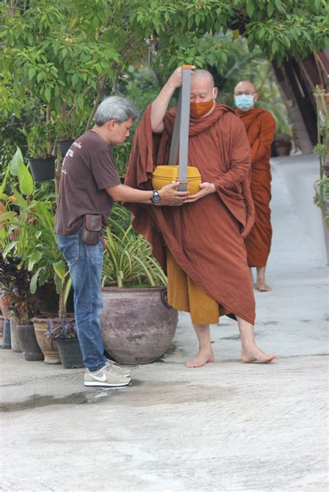 🌸หลวงพ่อบิณฑบาต วันพฤหัสบดีที่ ๑๙ พฤศจิกายน หลวงพ่อจรัญ ทักขญาโณ วัดหลวงขุนวินและธรรมสถาน