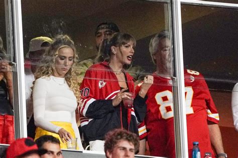 Travis Kelces Dad Gushes Over Sons Romance With Taylor Swift