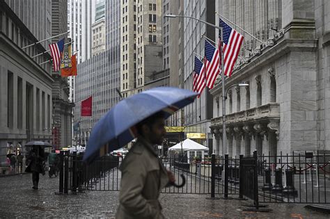 Dow Falls More Than 460 Points Continues Second Quarters Weak Start